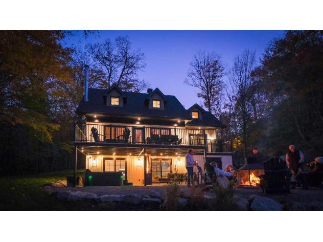 Magnifique chalet au bord de l’eau avec spa et plage privée (Lac de l ...