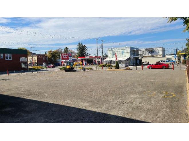 Batisse et Terrain Commercial a VENDRE / Situation Exceptionnelle a ...