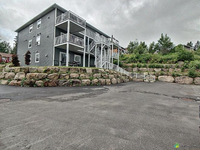Grand condo 2 chambres WIFI - Parking - Locker - balayeuse central ...