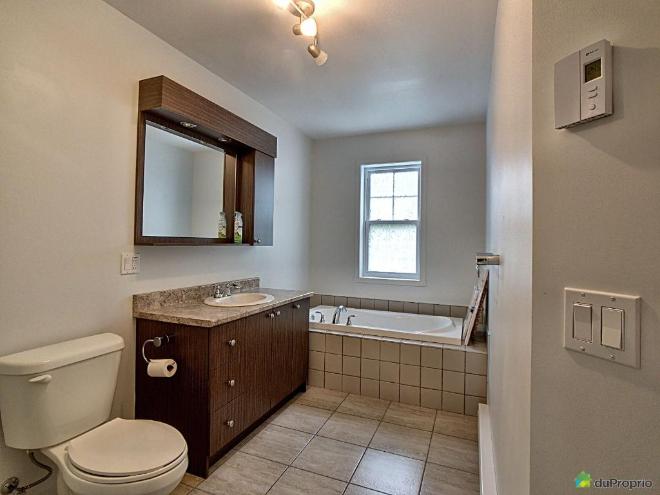 Grand condo 2 chambres WIFI - Parking - Locker - balayeuse central ...