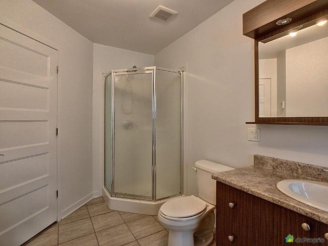 Grand condo 2 chambres WIFI - Parking - Locker - balayeuse central ...