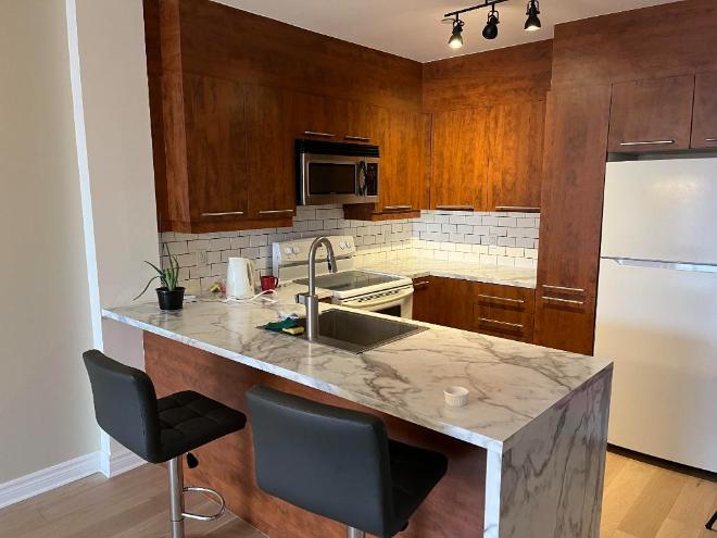 À louer (disponible immédiatement): Grand condo de 3 ½ semi-meublé à ...